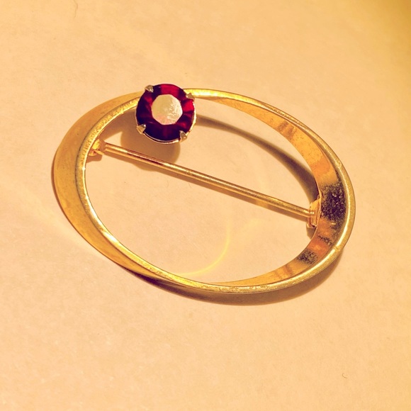 Jewelry | Vintage Circle Gold Tone Brooch With Ruby Red Gem | Poshmark
